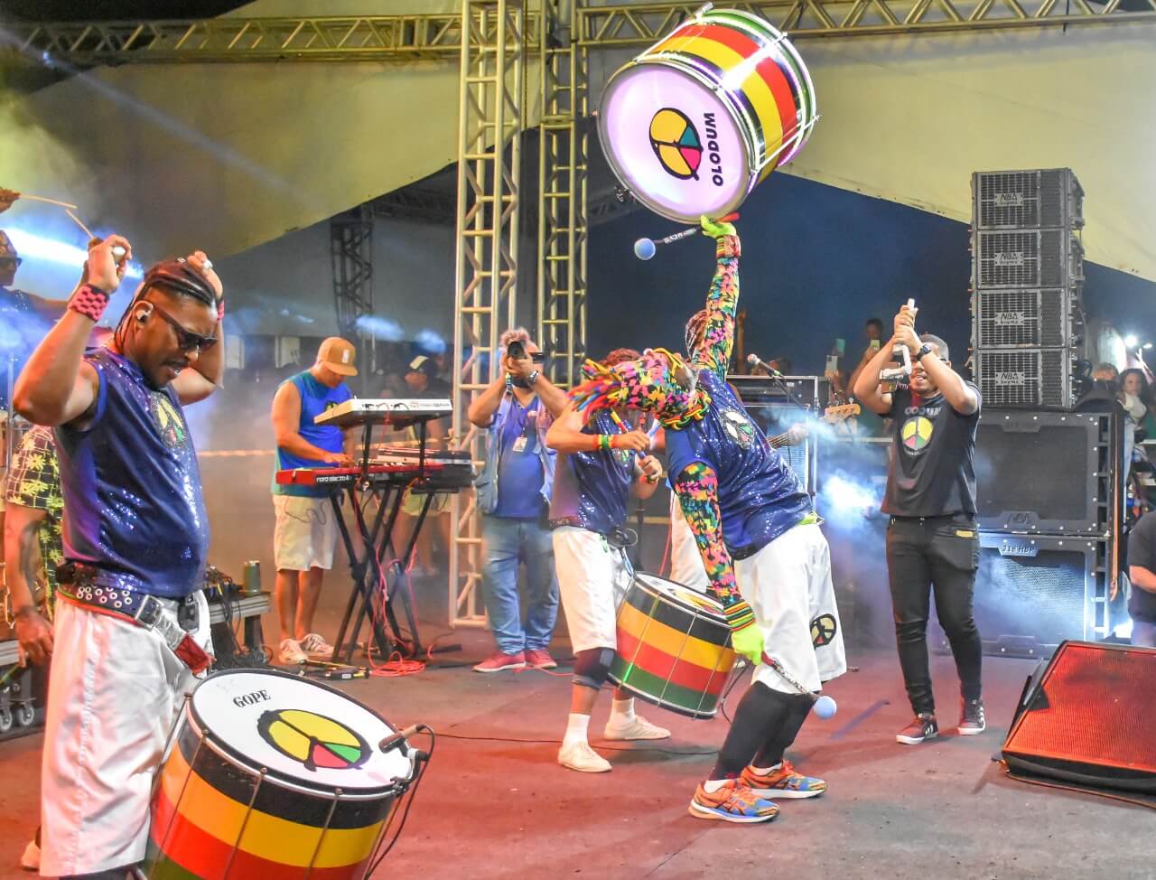 TAMBORES DA BANDA OLODUM ARRASTA MULTIDÃO NA PASSARELA DA CULTURA ...