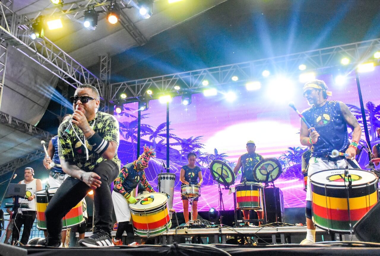 TAMBORES DA BANDA OLODUM ARRASTA MULTIDÃO NA PASSARELA DA CULTURA ...